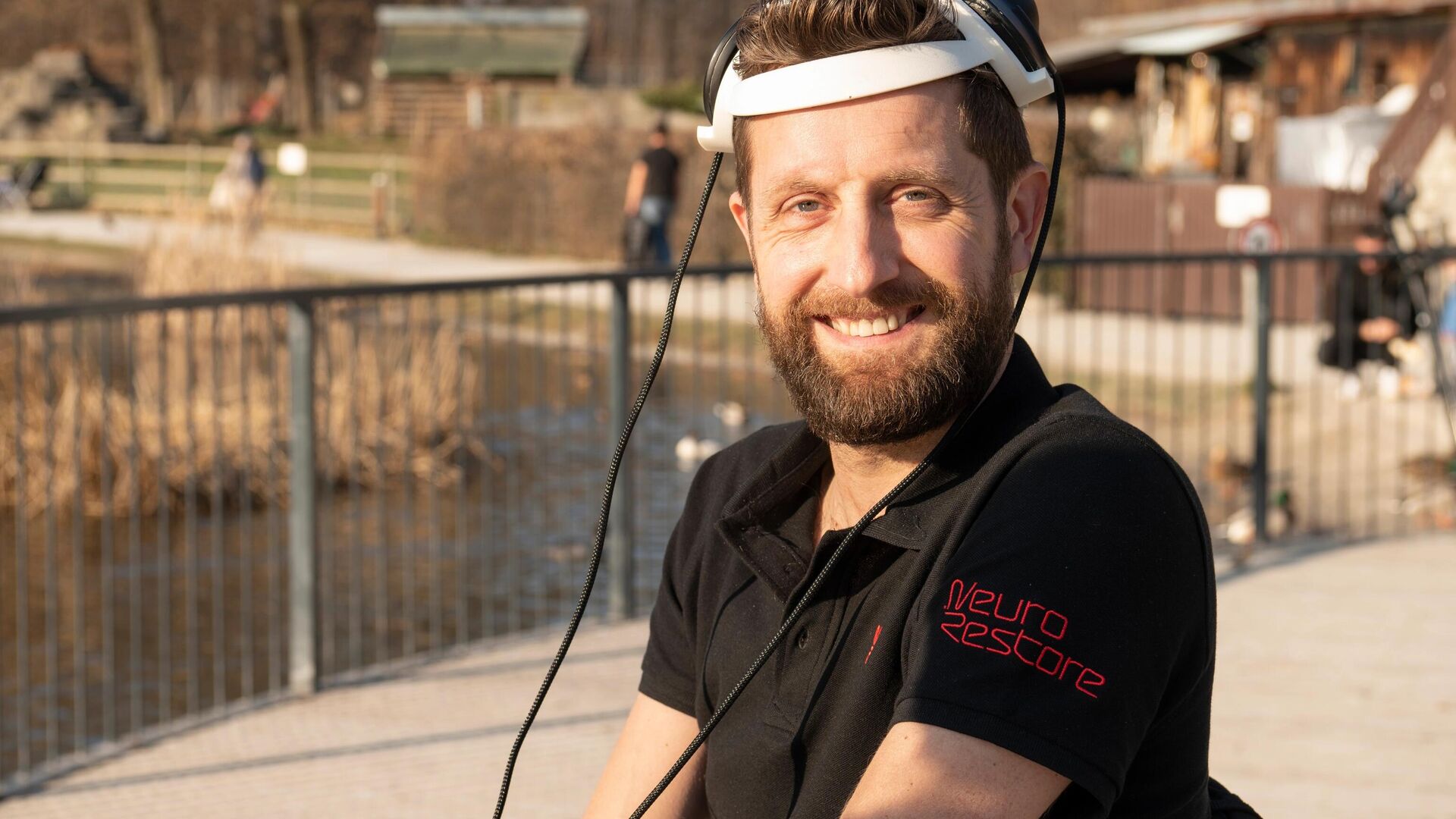 Por implante que modula su cerebro y médula: Hombre parapléjico vuelve ...