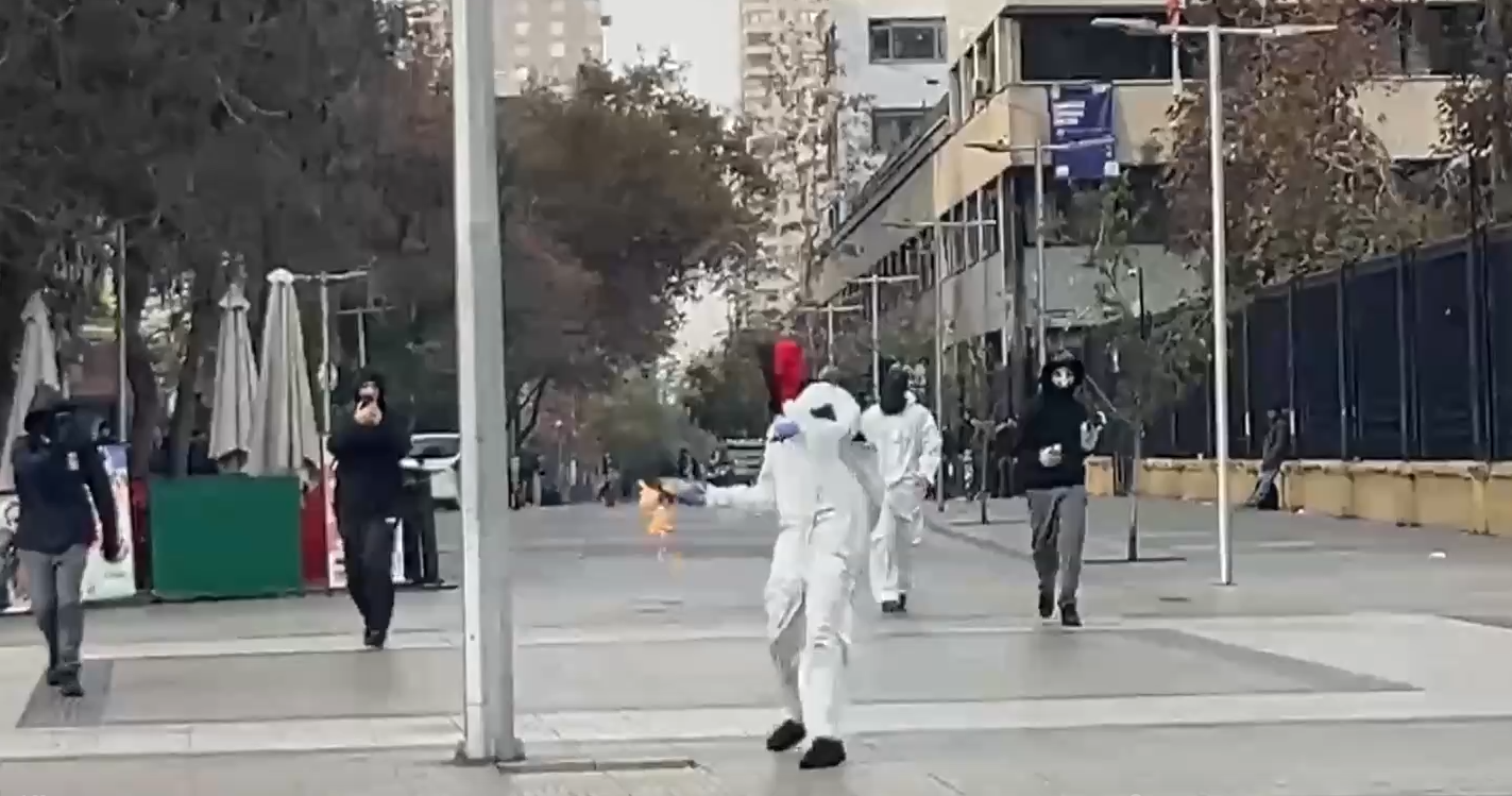 Violento ataque afuera del Instituto Nacional: encapuchados lanzan ...
